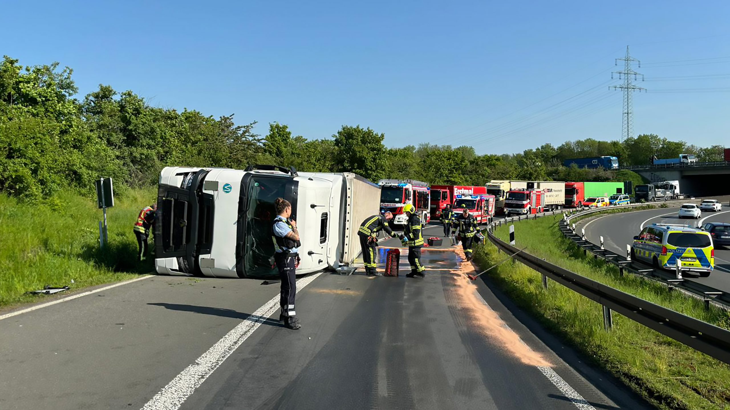 Lkw-Unfall auf Tangente zur A57: Fahrer leicht verletzt - Grenzland-News